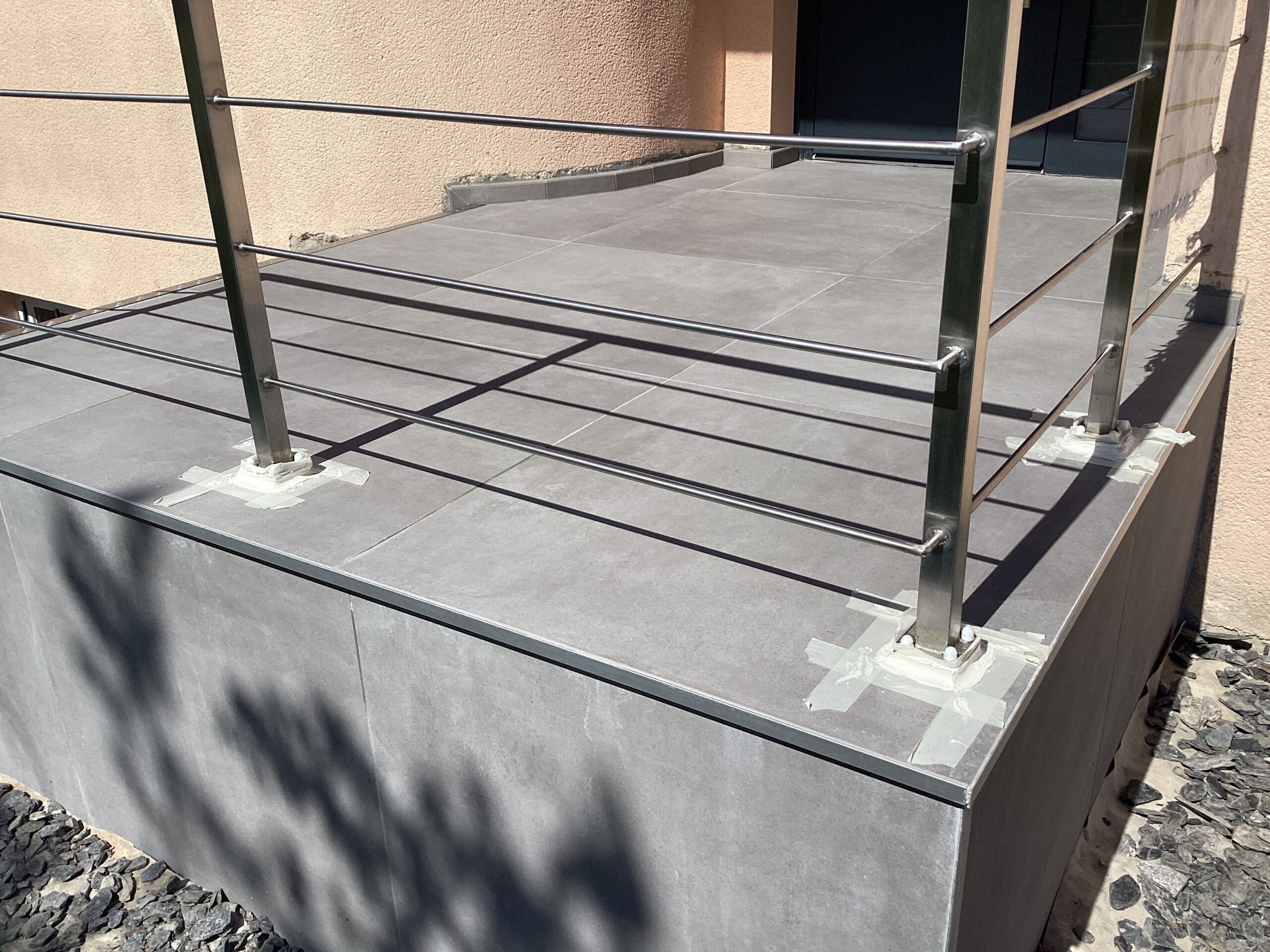 Réparation du carrelage du perron d'une maison à Henriville. - Coren